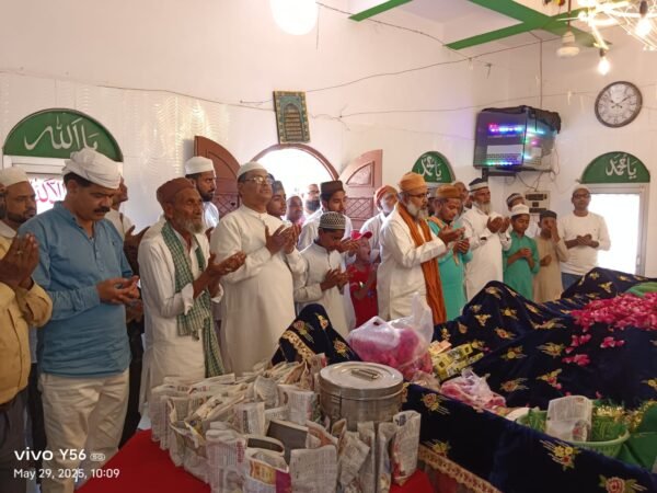 Crowd of devotees gathered at Makhdoom Shah Syed Shahabuddin Aulia's ...