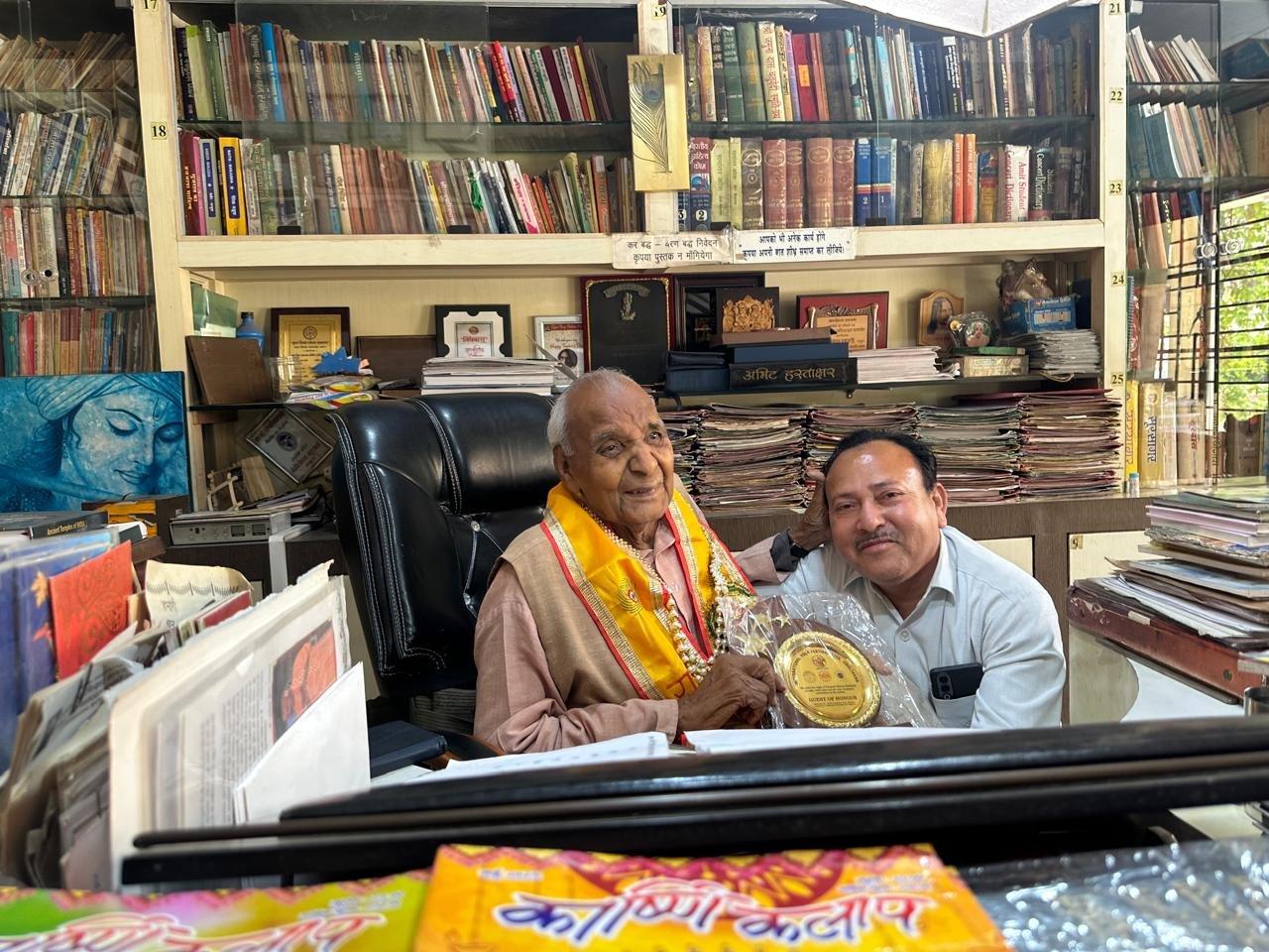 Padma Shri Mohan Swaroop Bhatia gave his blessings to Dr. Dev Prakash